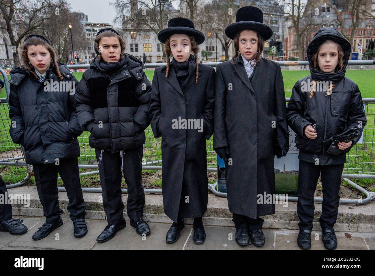 London, England, U.K, 8th Jan 2025,. Hundreds of Strictly Orthodox Jews ...