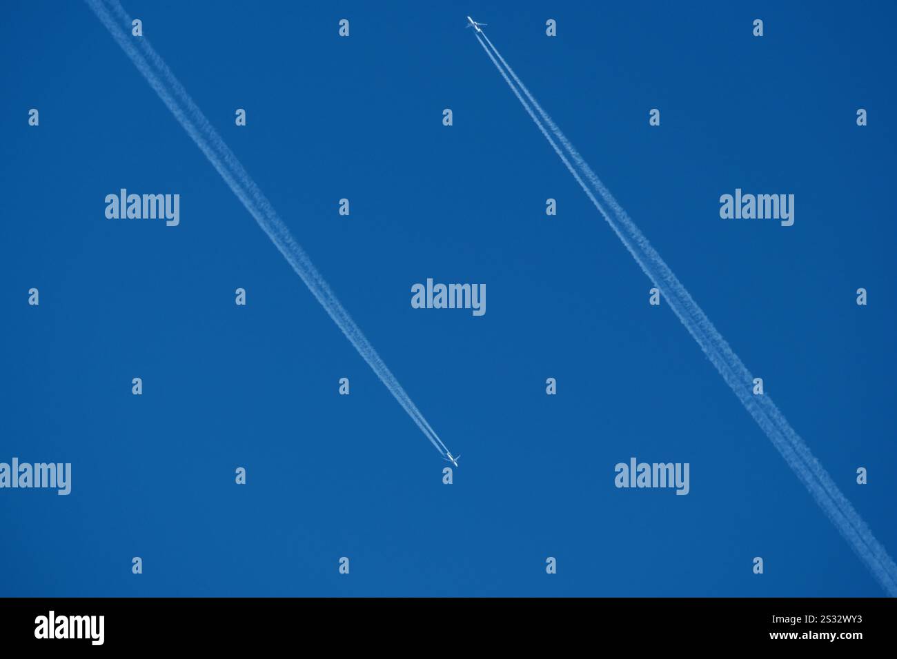 White contrail lines aeroplane hi-res stock photography and images - Alamy