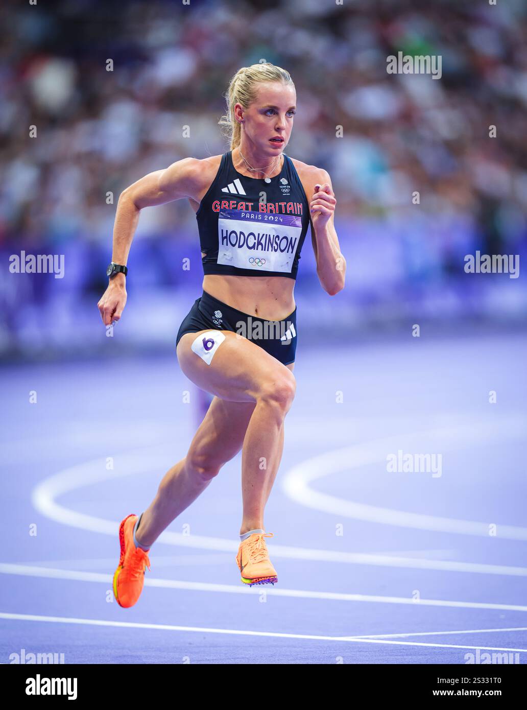 Keely Hodgkinson participating in the 800 meters at the Paris 2024 ...