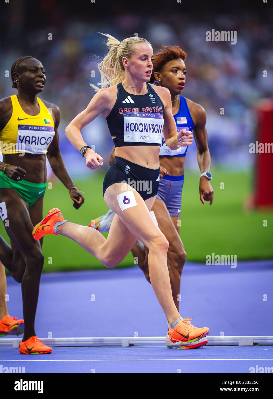Keely Hodgkinson participating in the 800 meters at the Paris 2024 ...