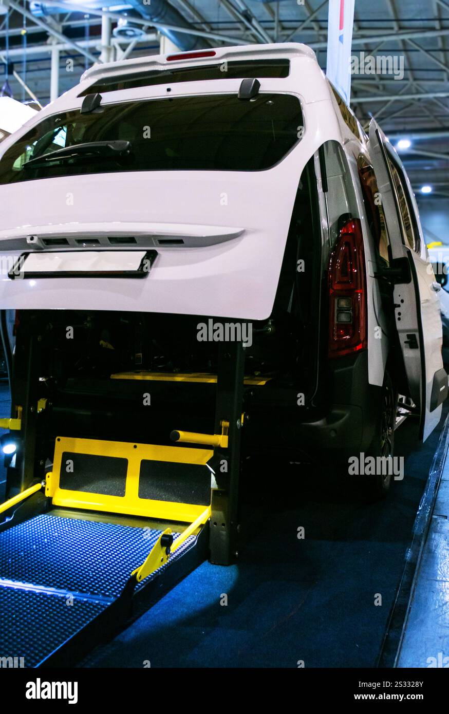 Inclusive transport. A lifting mechanism in the passenger compartment ...