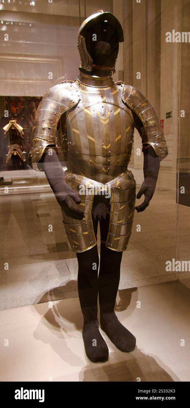 1550-1553 steel gold and silver suit of armour Armadura ecuestre by ...