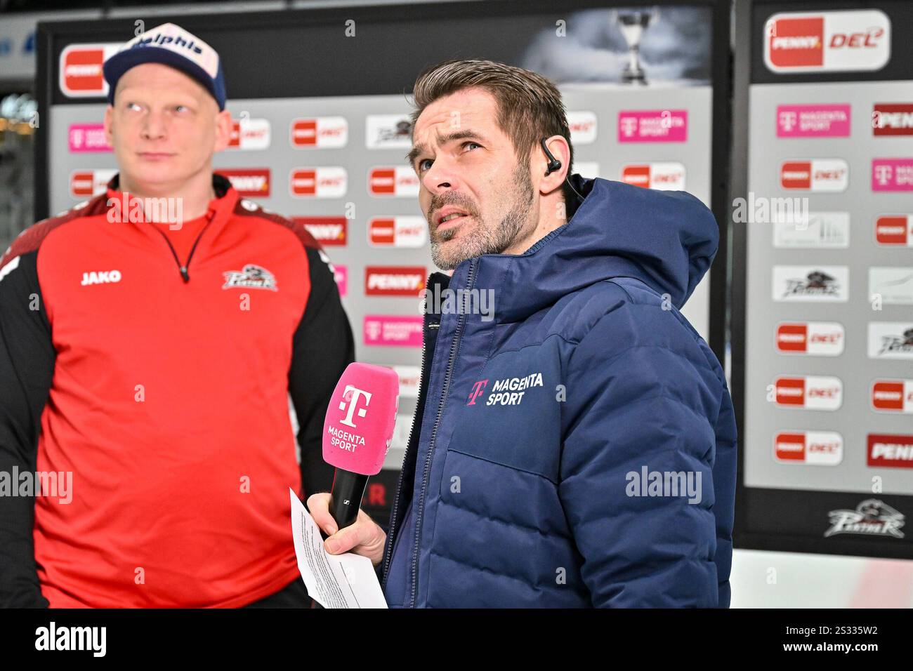 Augsburg, Deutschland. 08th Jan, 2025. Im Bild MagentaSport Moderator Alex KUNZ beim Interview ...