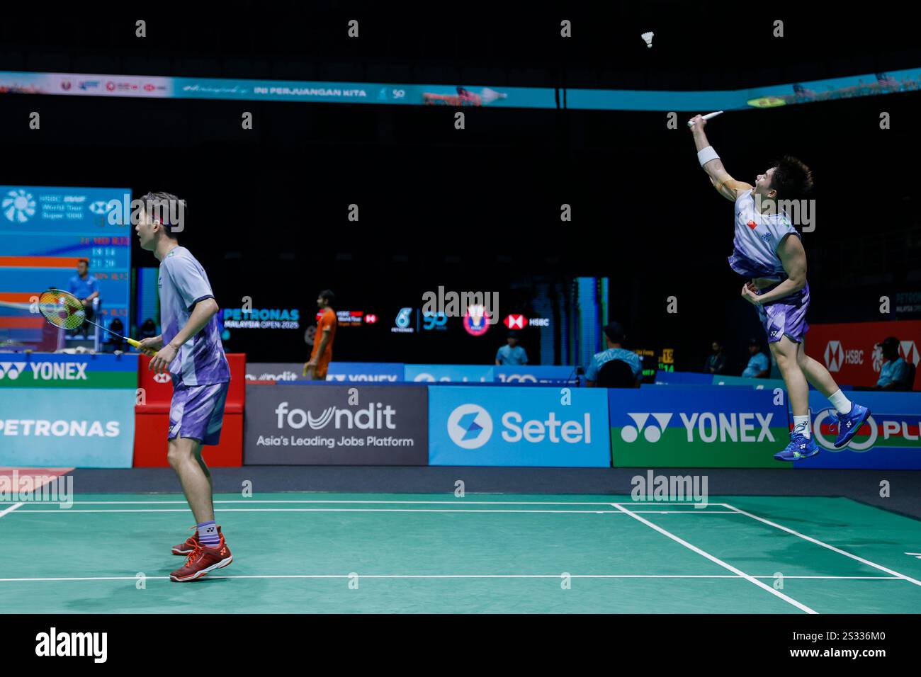Kuala Lumpur, Malaysia. 08th Jan, 2025. Liang Wei Keng (R) and Wang Chang of China play against ...