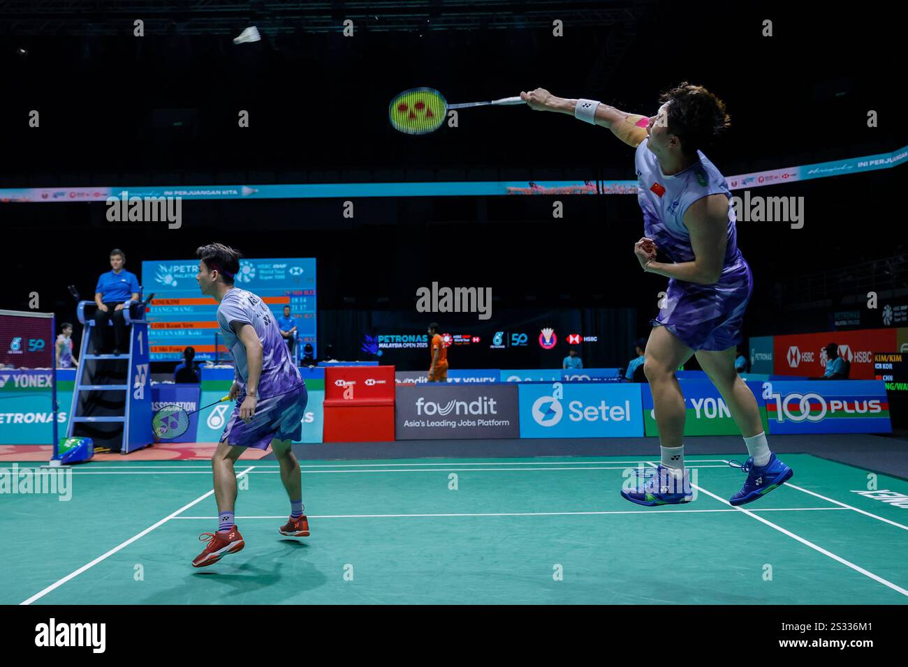 Kuala Lumpur, Malaysia. 08th Jan, 2025. Liang Wei Keng (R) and Wang Chang of China play against ...