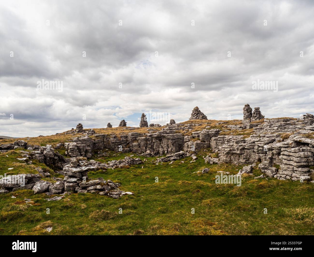 Ancient stone cairns on Dowkabottom Fell in LKittondale Stock Photo - Alamy
