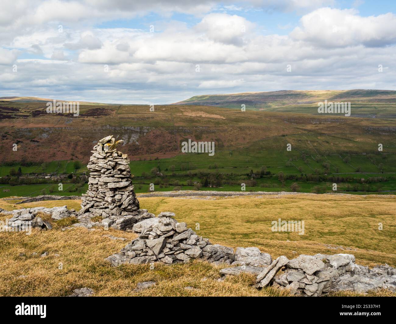 Ancient stone cairns on Dowkabottom Fell in LKittondale Stock Photo - Alamy