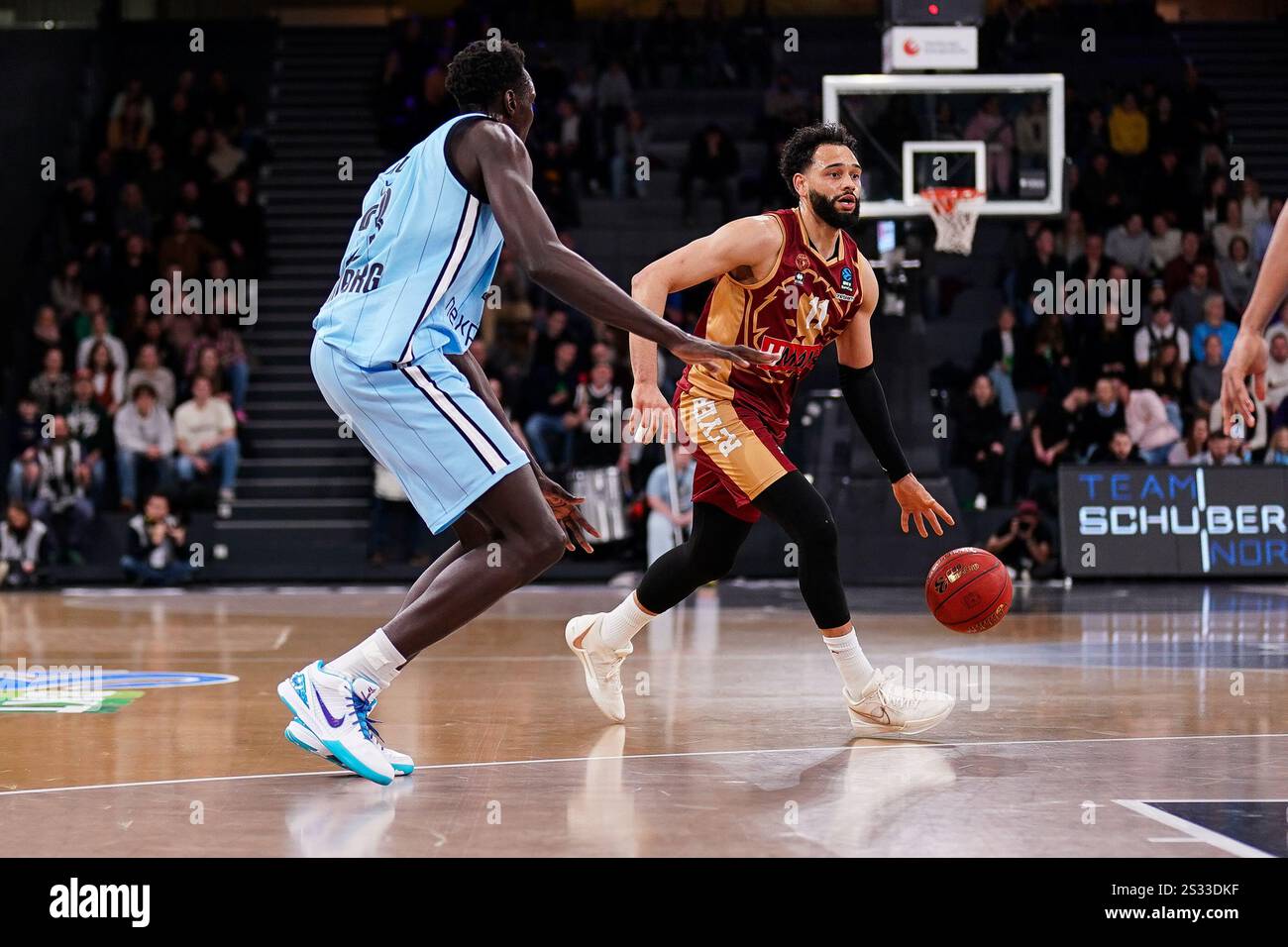 Tyler Ennis (Umana Reyer Venice, #11) im Dribbling, Kur Kuath (Veolia ...