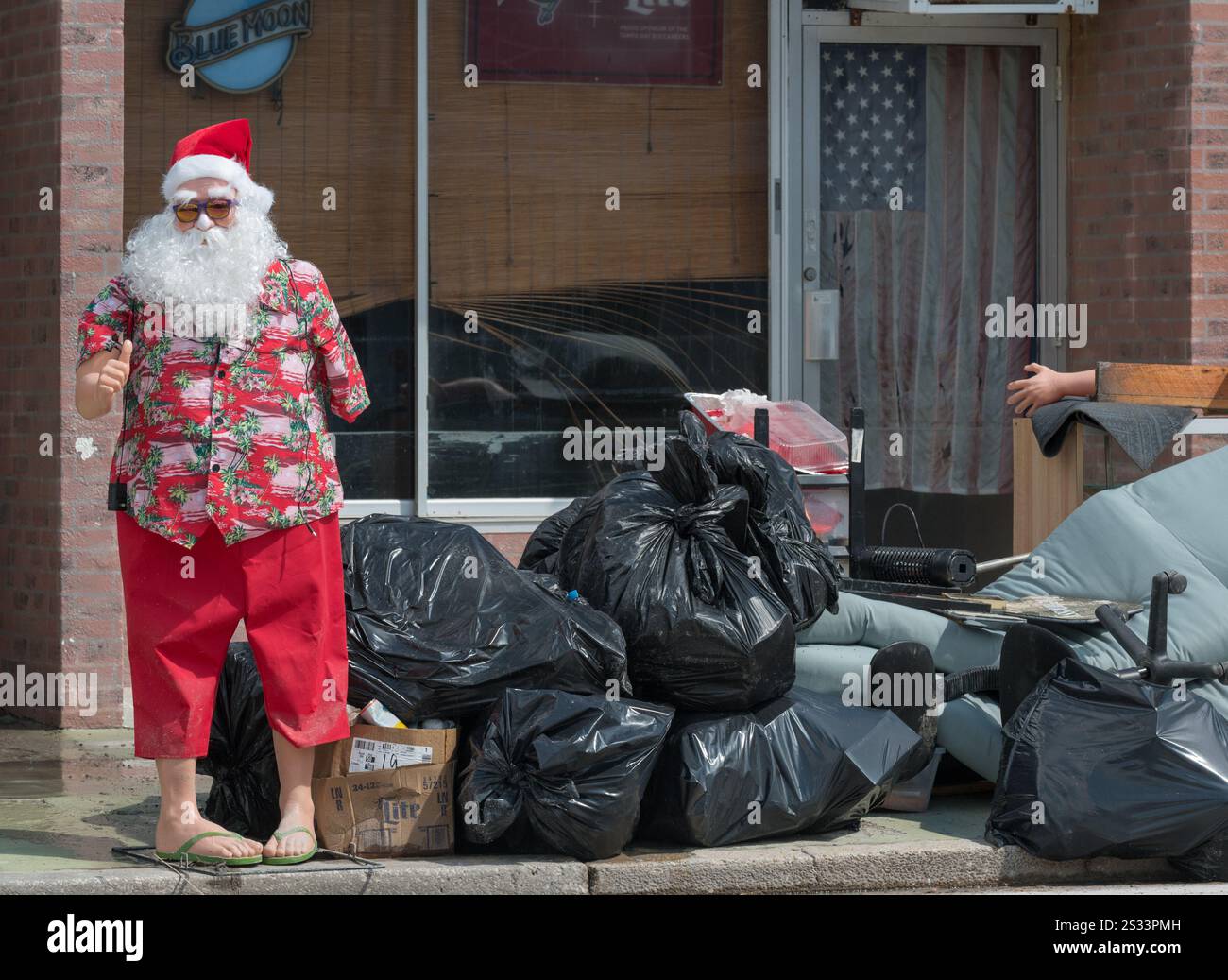 A strange scene outside a Florida bar: Santa, missing a hand, out with ...