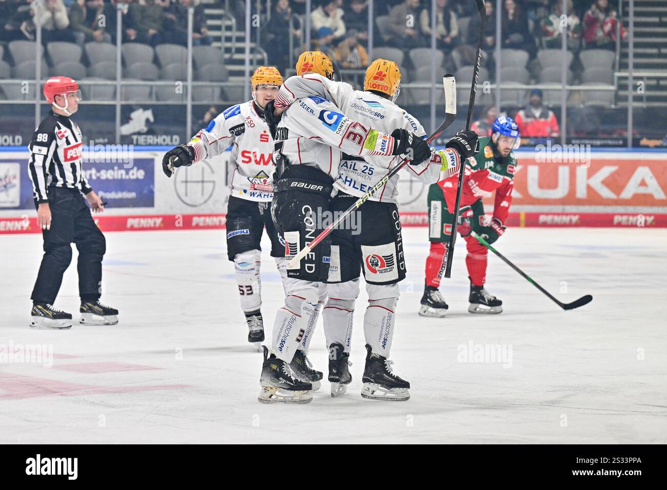 Augsburg, Deutschland. 08th Jan, 2025. Jubel der Gaeste nach dem Treffer zum 0-2 durch Markus ...