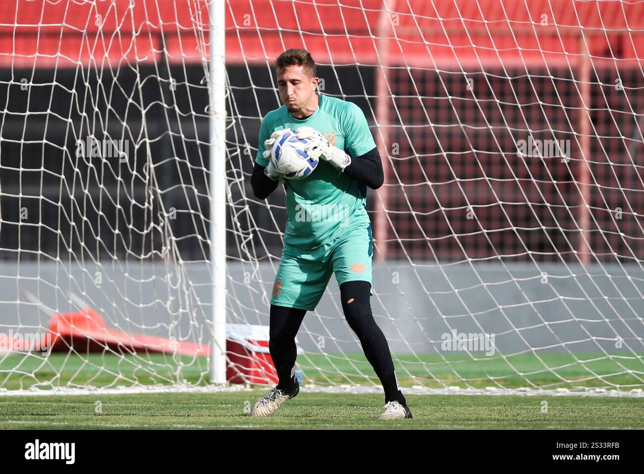 PE - RECIFE - 01/08/2025 - RECIFE, SPORT TRAINING - Thiago Couto, Sport goalkeeper, during the ...