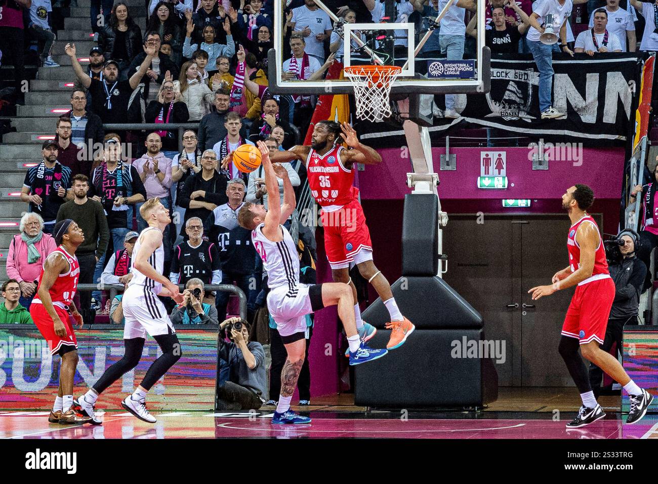 Bonn, Deutschland. 08th Jan, 2025. Kenneth Faried-Lewis II ...