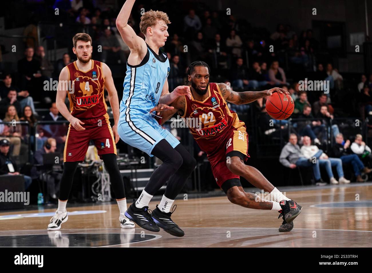 Jordan Parks (Umana Reyer Venice, #22) im Dribbling gegen Jared Grey ...