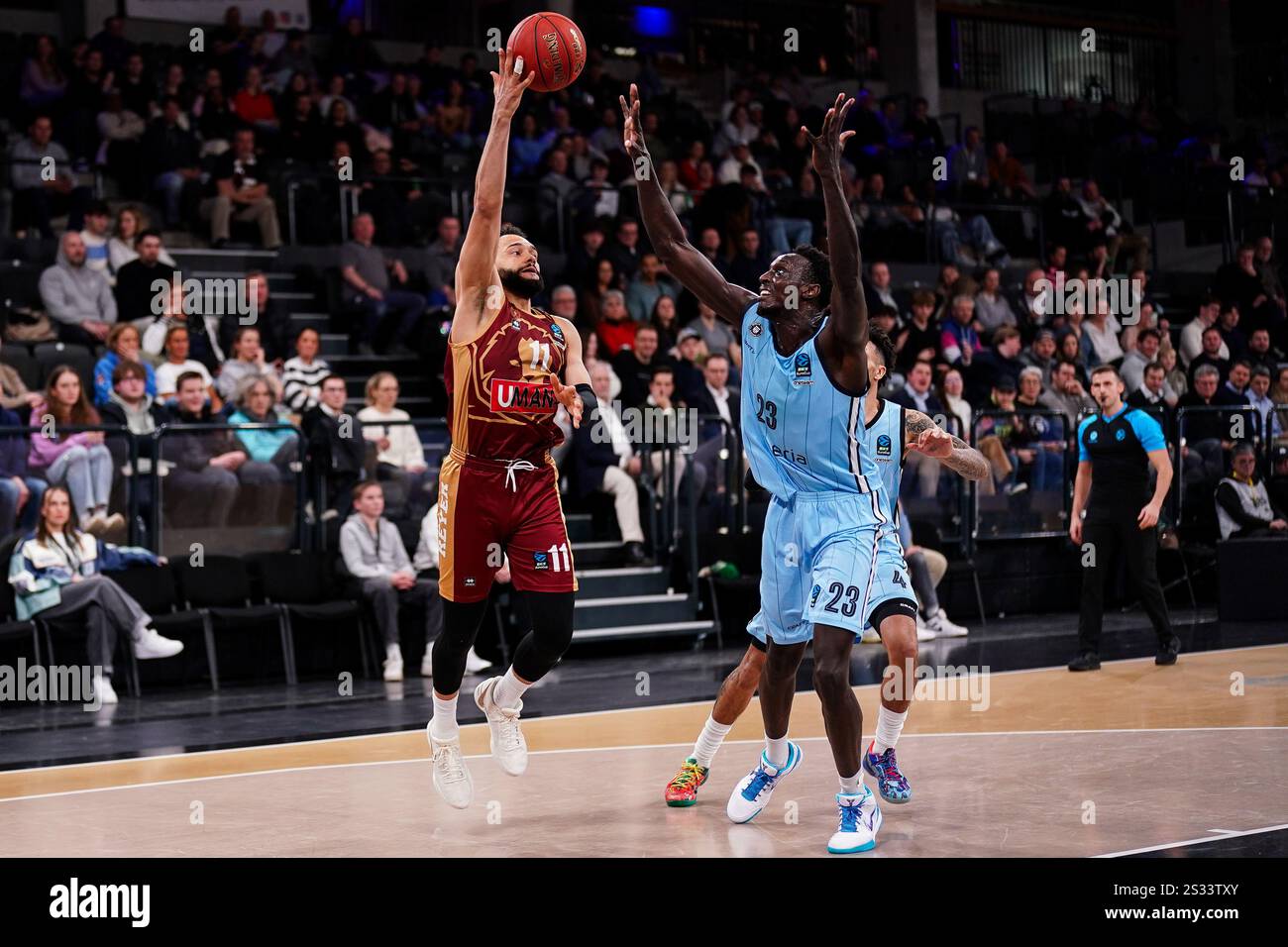 Tyler Ennis (Umana Reyer Venice, #11) Pass ueber Kur Kuath (Veolia ...