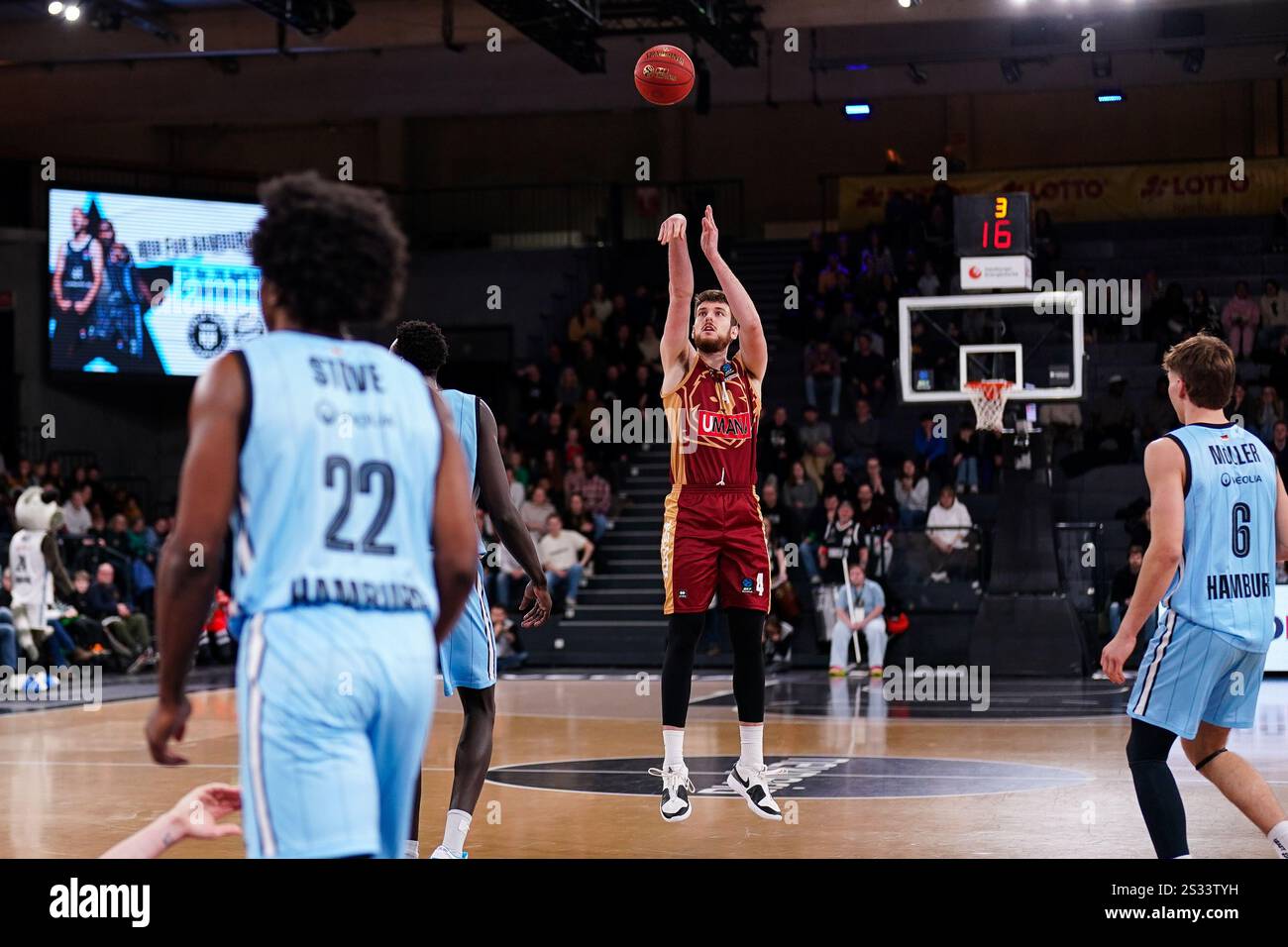 Alessandro Lever (Umana Reyer Venice, #04) beim Wurf, GER, Veolia ...