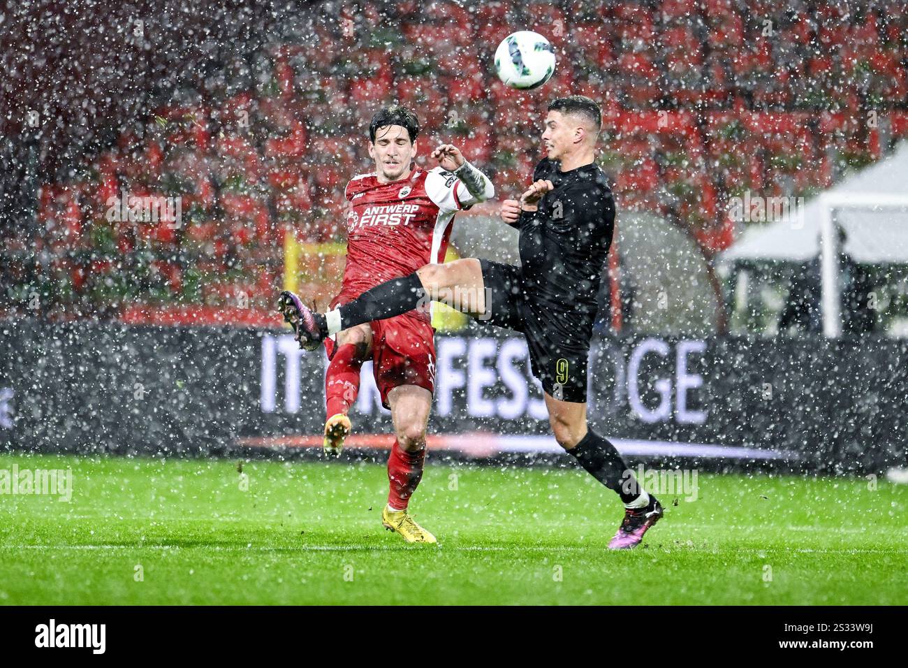 Antwerp's Dennis Praet and Union's Franjo Ivanovic pictured in action during a soccer game ...