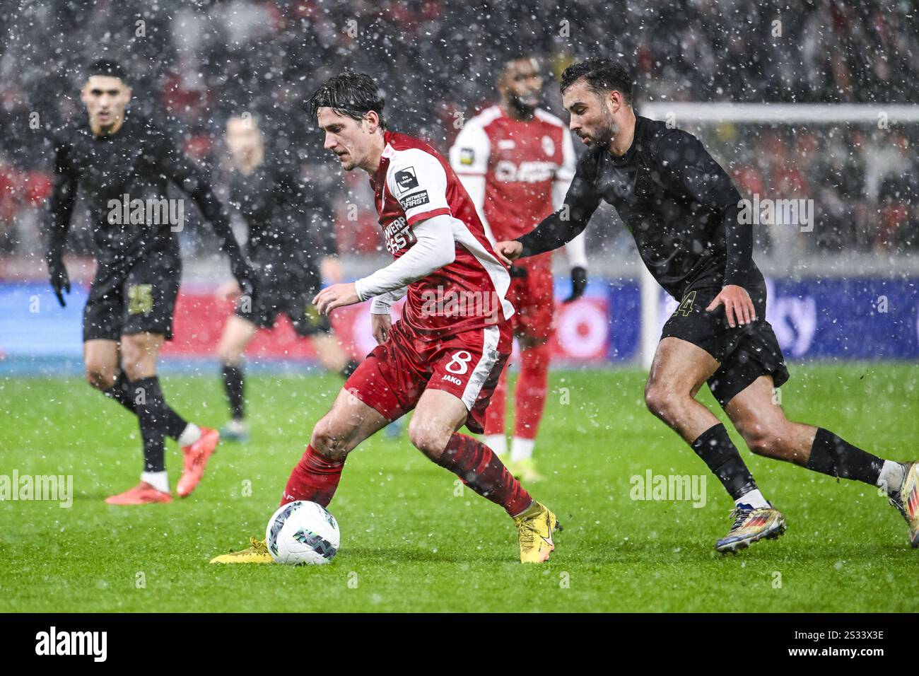 Antwerp, Belgium. 08th Jan, 2024. Antwerp's Dennis Praet and Union's Charles Vanhoutte pictured ...