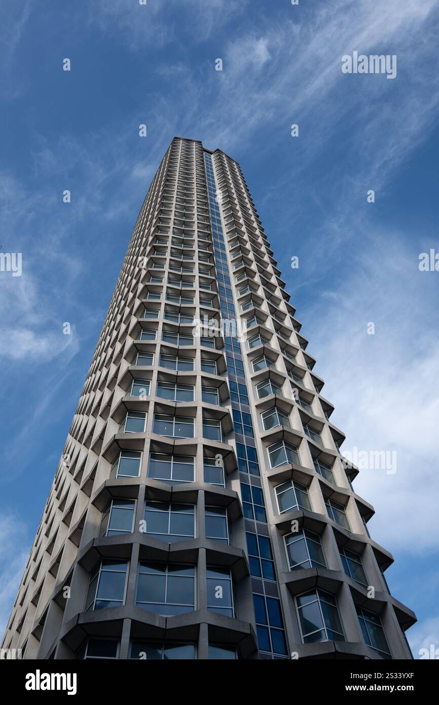 Blue angled skyscraper windows hi-res stock photography and images - Alamy