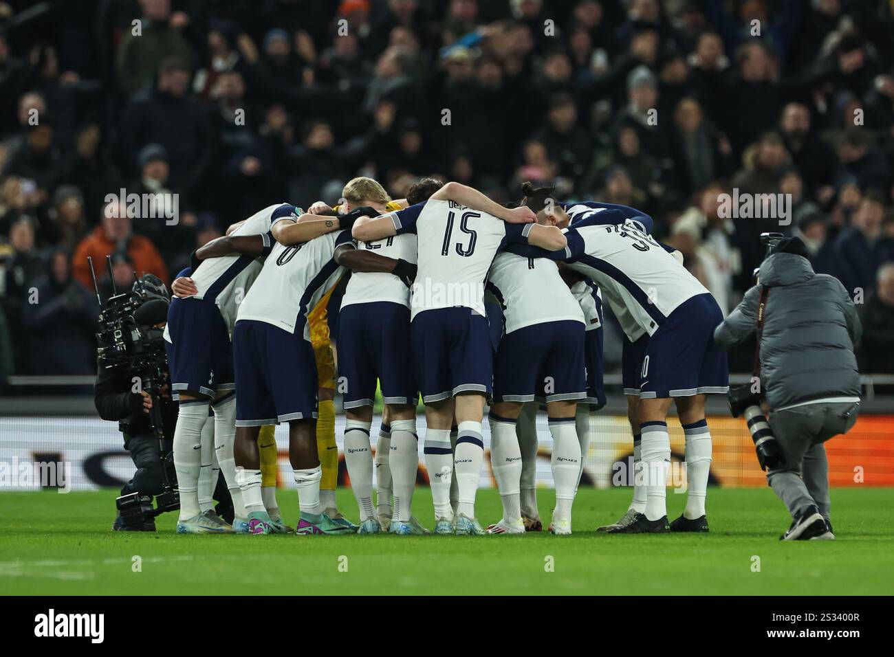 Tottenham Hotspur team huddle ahead of the Carabao Cup Semi-Finals ...