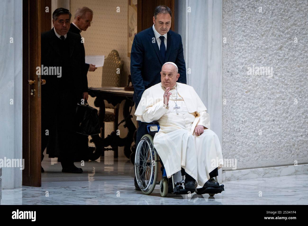 Vatican City, Vatican. 08th Jan, 2025. Pope Francis arrives in the Paul ...