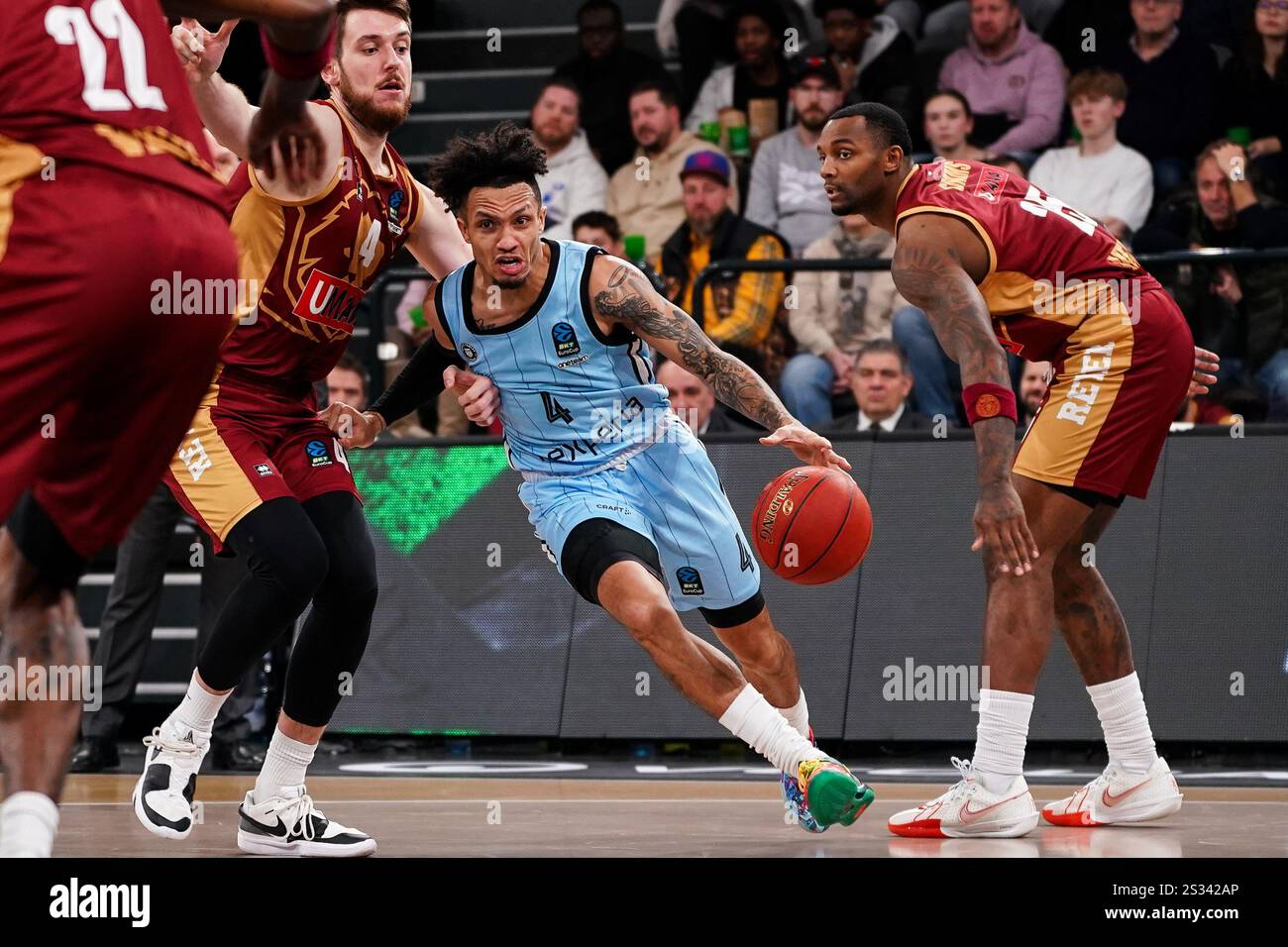 Jaizec Lottie (Veolia Towers Hamburg, #04) im Dribbling gegen ...