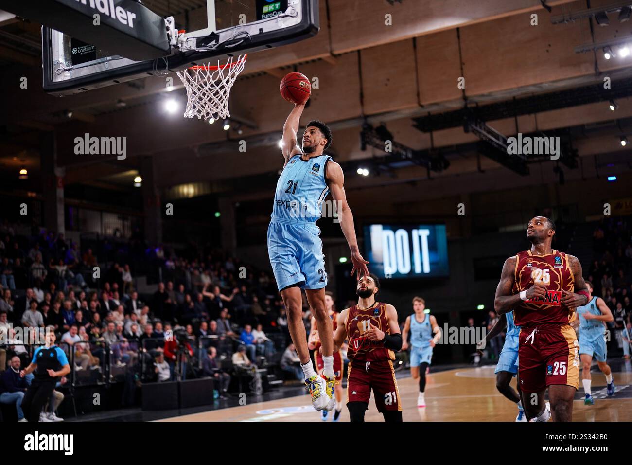 Jordan Barnett (Veolia Towers Hamburg, #21) beim Dunk, GER, Veolia ...