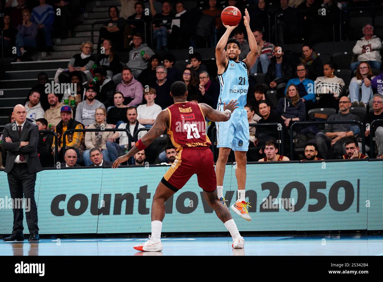 Jordan Barnett (Veolia Towers Hamburg, #21) beim Wurf gegen Aamir Simms ...