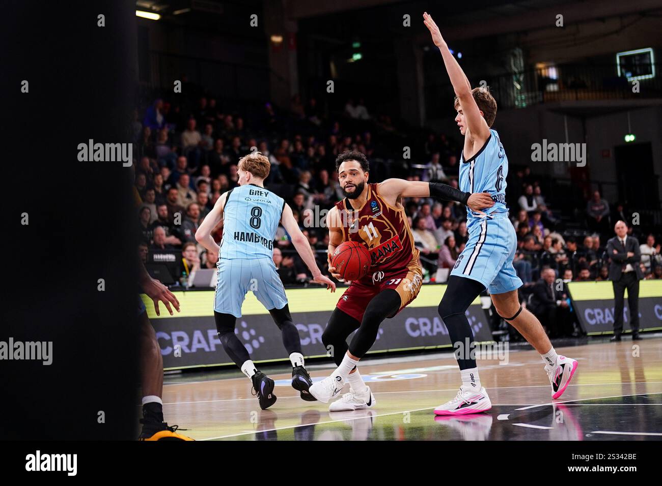 Tyler Ennis (Umana Reyer Venice, #11) im Dribbling gegen Leif Moeller ...
