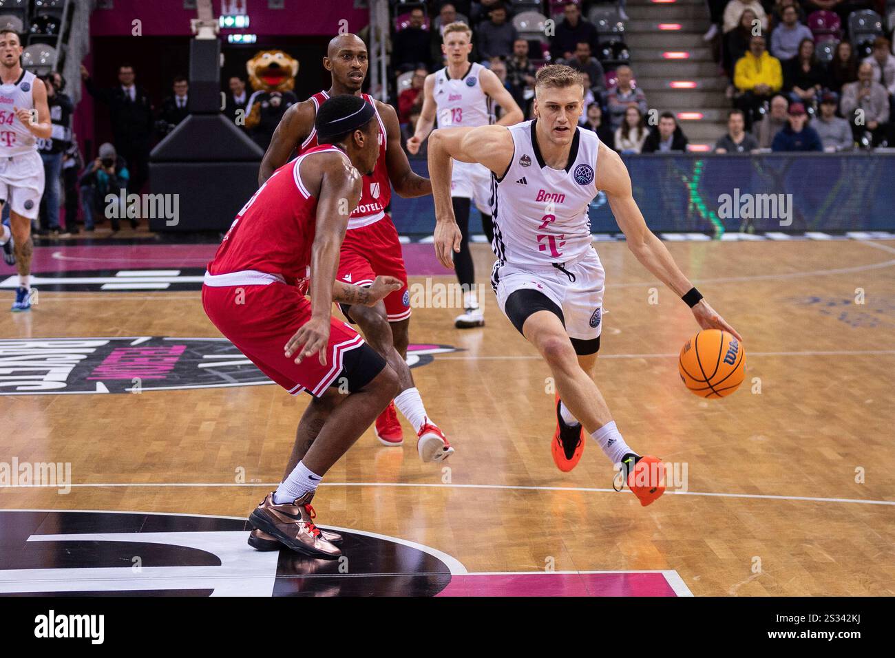 Bonn, Deutschland. 08th Jan, 2025. Sam Griesel (Telekom Baskets Bonn #2 ...