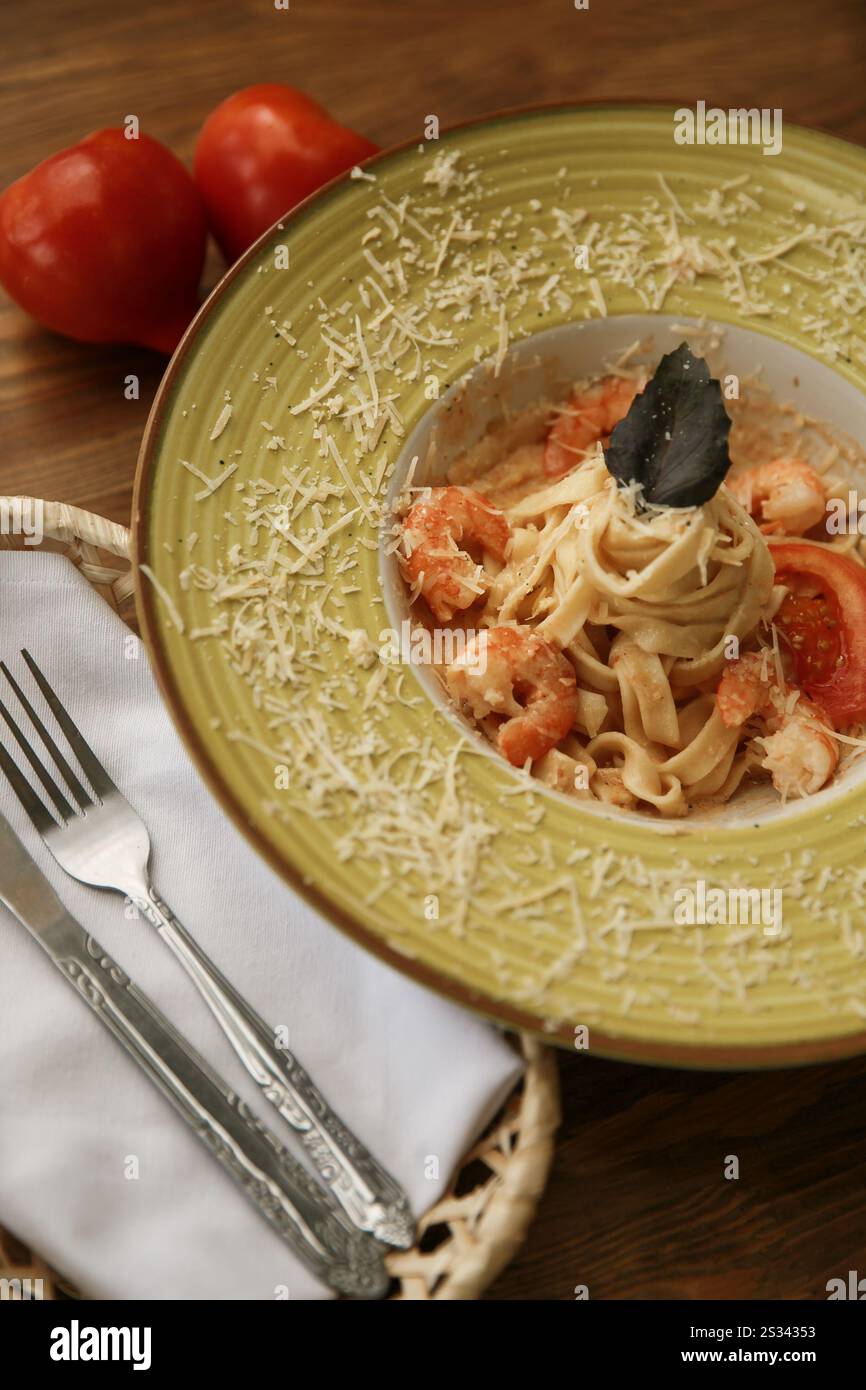 spinach fettuccini pasta with shrimp Stock Photo - Alamy