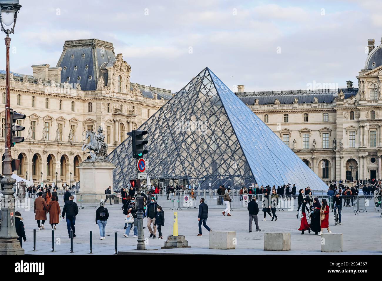 View of the Louvre courtyard and the famous glass pyramid Stock Photo ...
