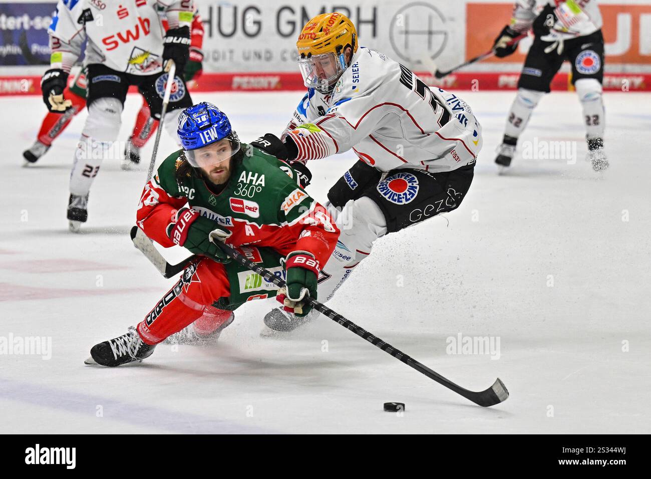 Augsburg, Deutschland. 08th Jan, 2025. im Duell D. J. BUSDEKER (Augsburger Panther #14) und ...