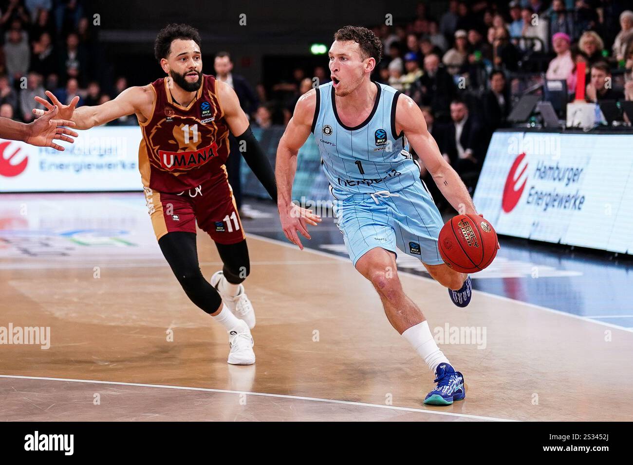 Brae Ivey (Veolia Towers Hamburg, #01) im Dribbling gegen Tyler Ennis ...