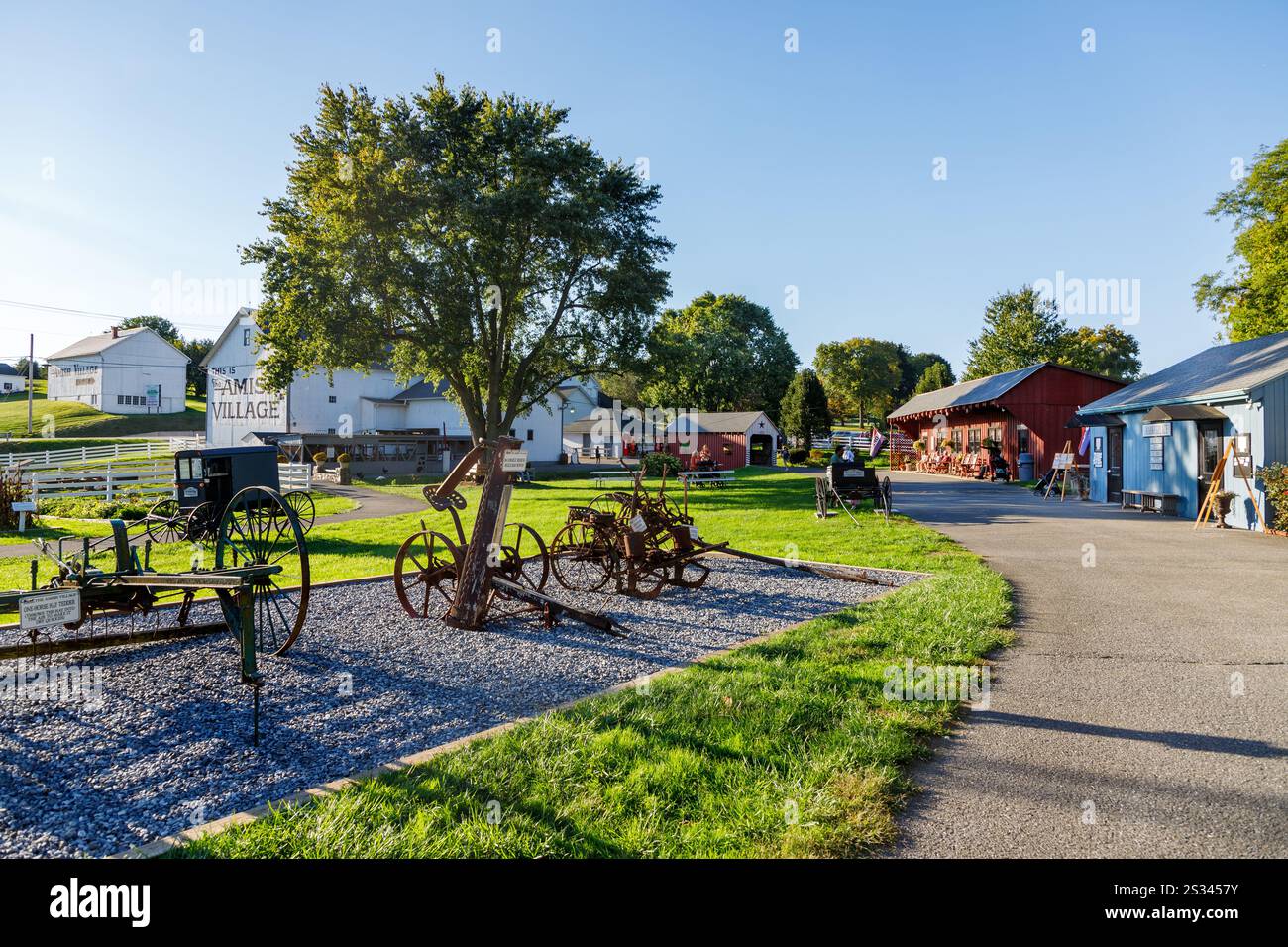 traditional Amish carriage in the Amish Village in Pennsylvania Dutch ...