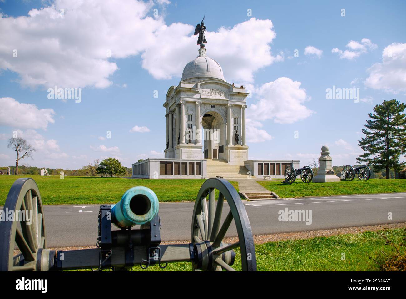 Pennsylvnia Memorial and cannons at Gettysburg National Military Park in Gettysburg, Adams ...