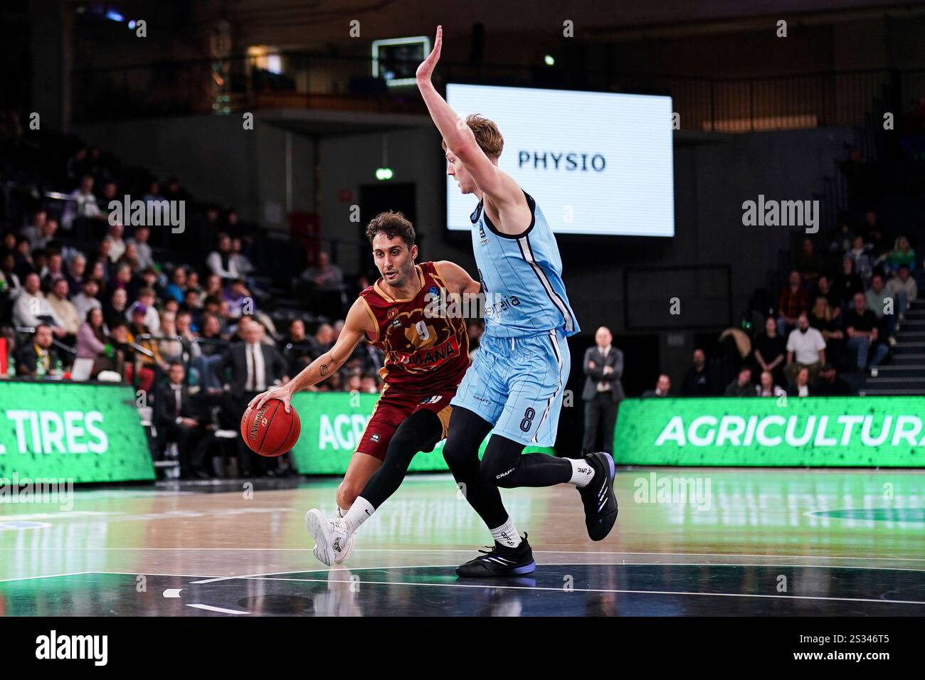 Hamburg, Deutschland. 08th Jan, 2025. Davide Moretti (Umana Reyer ...