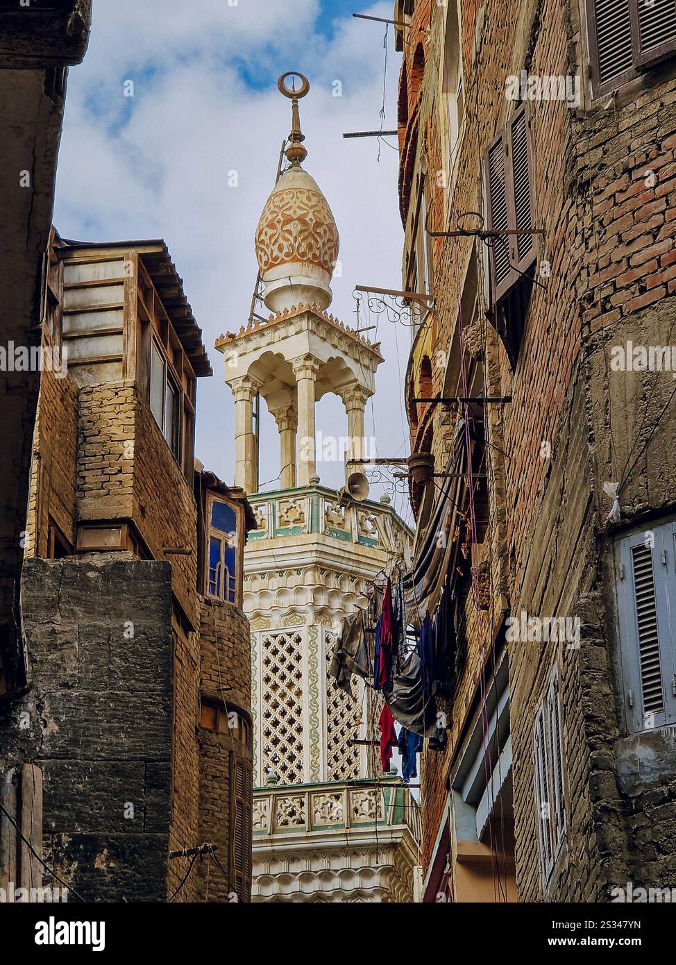 White minaret of mosque in Arabic city Stock Photo - Alamy
