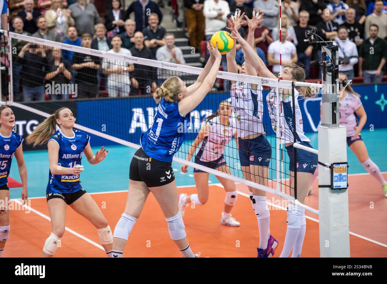 Pauline Martin (Allianz MTV Stuttgart, #11) vs. polnischem Block aus ...