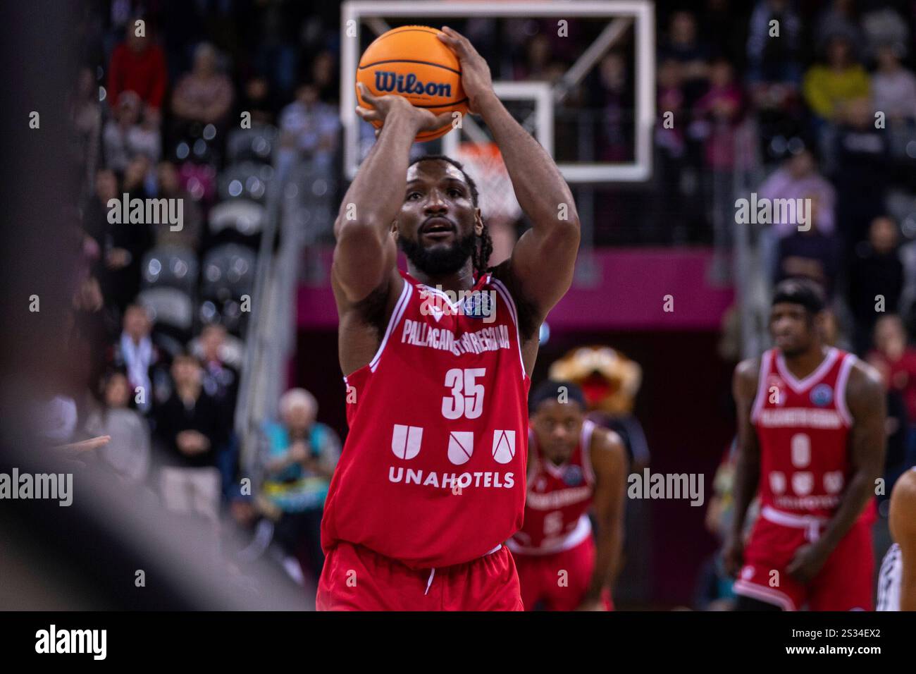 Kenneth Faried (Pallacanestro Reggiana #35) beim Freiwurf -- Basketball ...