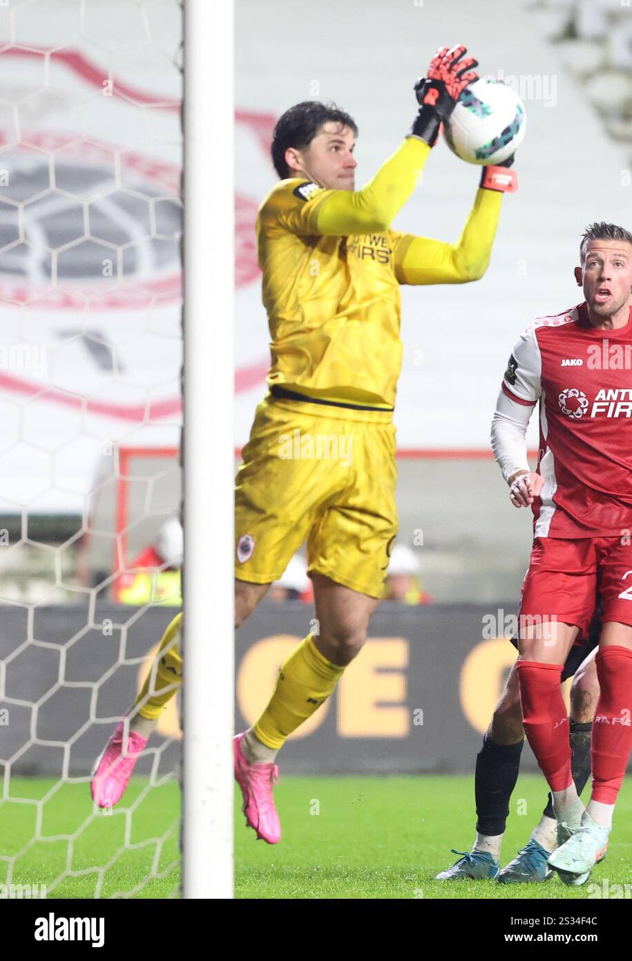 Antwerp, Belgium. 08th Jan, 2025. Antwerp's goalkeeper Senne Lammens fights for the ball during ...