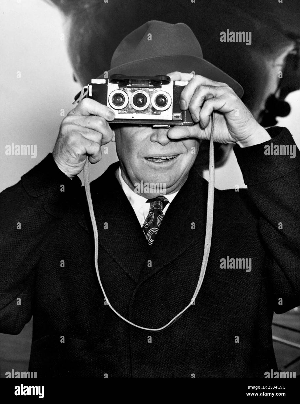 U.S. President Dwight D. Eisenhower photographing his photographers at ...