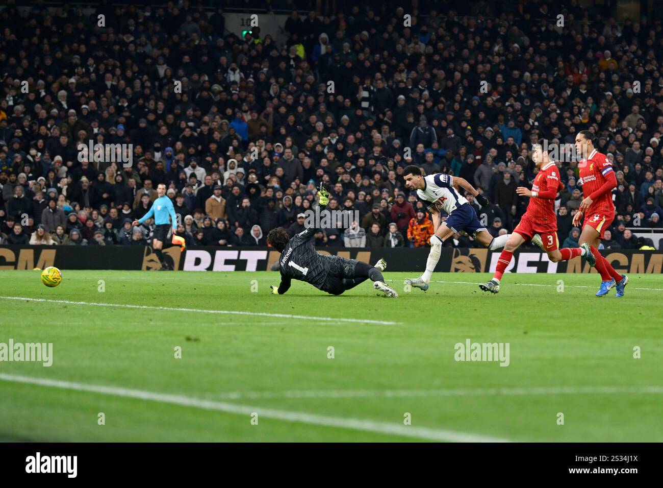 London, UK. 8th Jan, 2025. NO Goal Dominic Solanke of Tottenham Hotspur ...