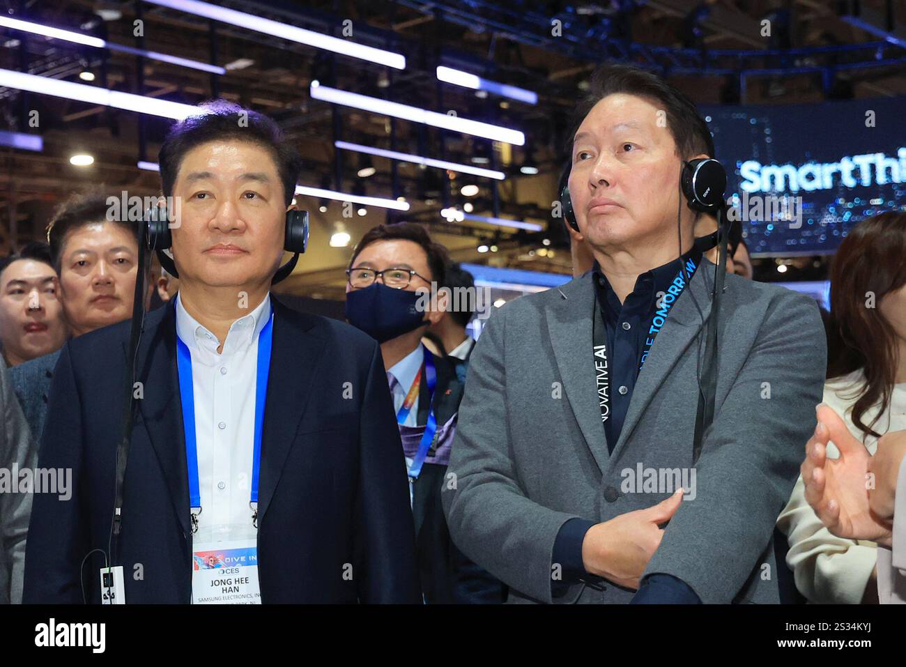 09th Jan, 2025. SK Group chief visits U.S. electronics show SK Group Chairman Chey Tae-won (R ...