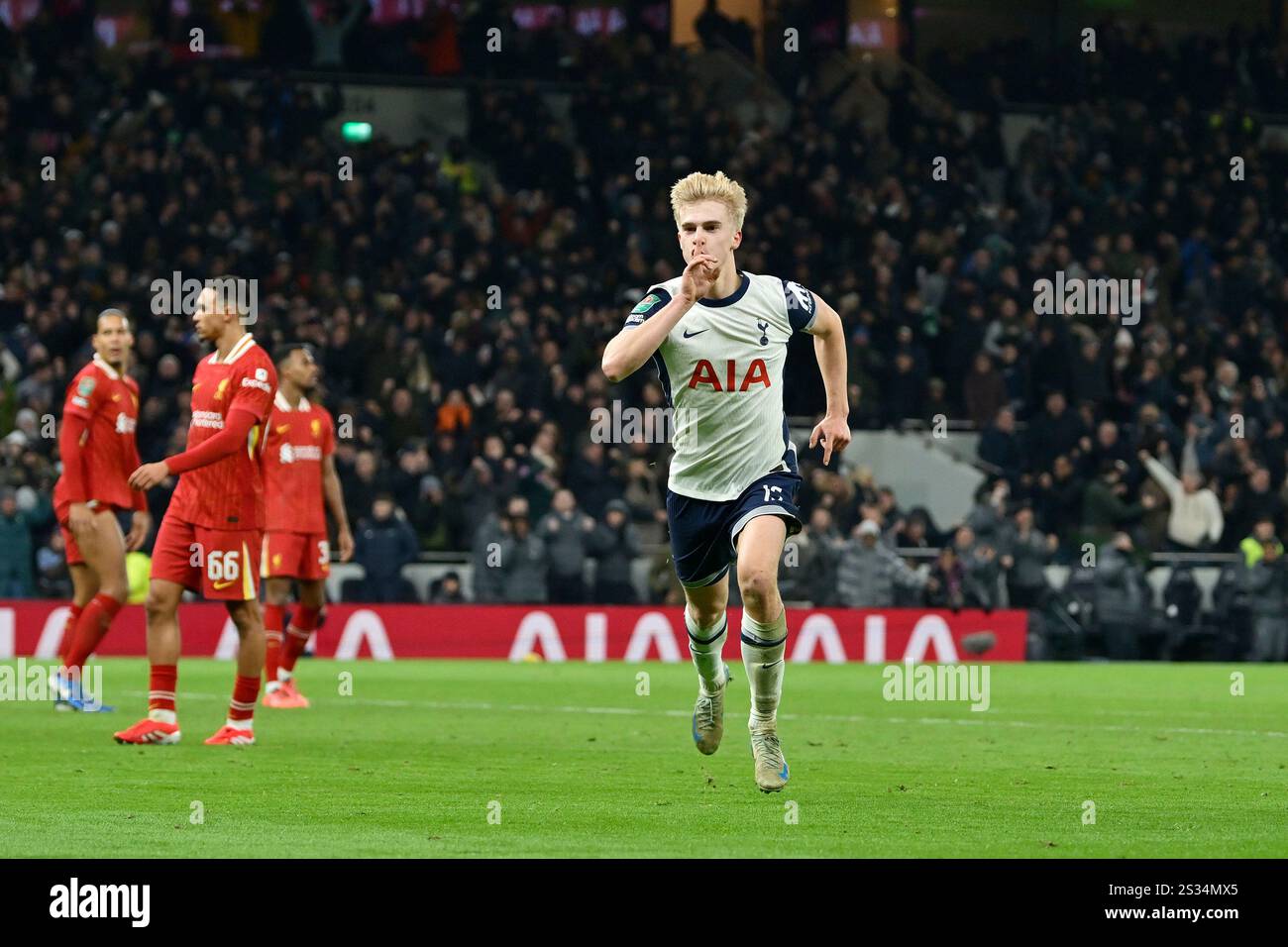 London, UK. 8th Jan, 2025. GOAL Lucas Bergvall of Tottenham Hotspur ...