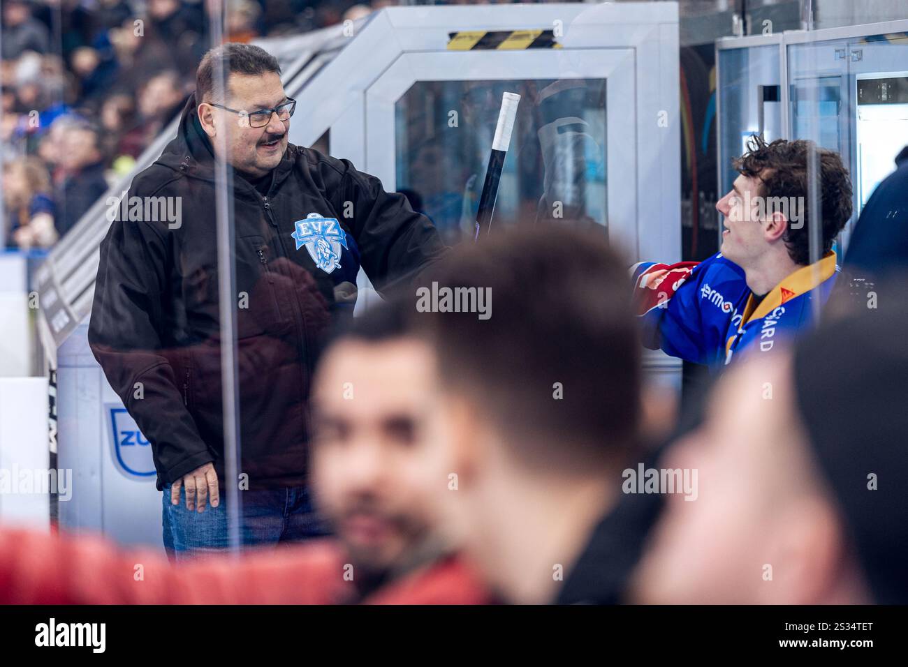Leon Muggli #41 (EV Zug) gets his stick back in the penalty box - 08.01 ...