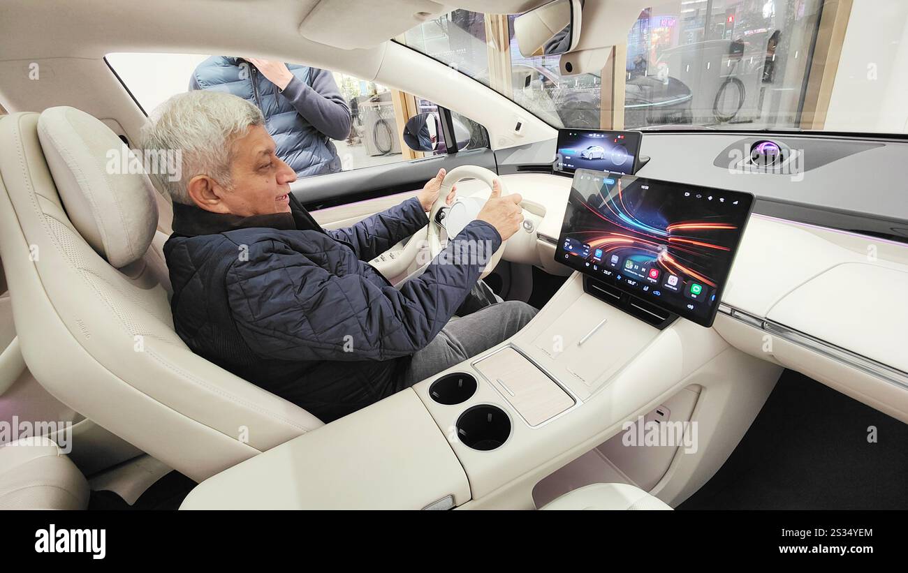 A foreign customer experiences a Huawei smart new energy vehicle at a ...