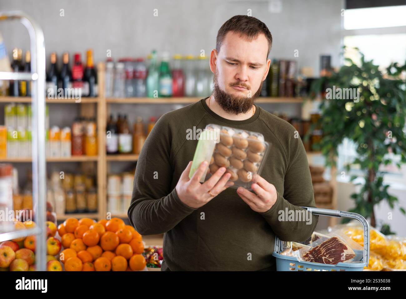 Man chooses fruits vegetables hi-res stock photography and images - Alamy