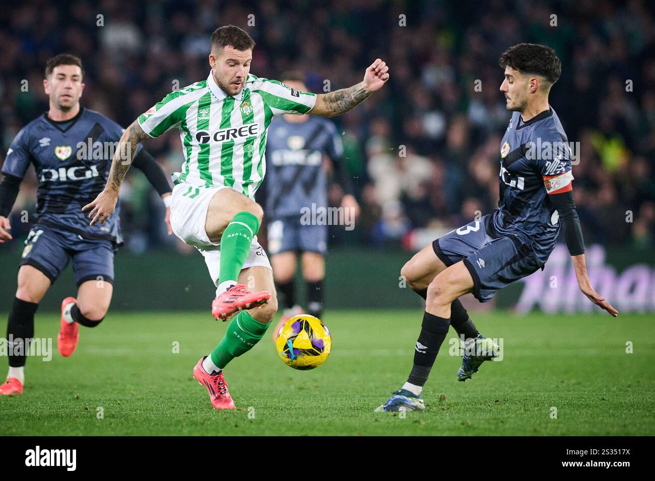Real Betis Balompie's Aitor Ruibal (l) and Rayo Vallecano's Oscar ...