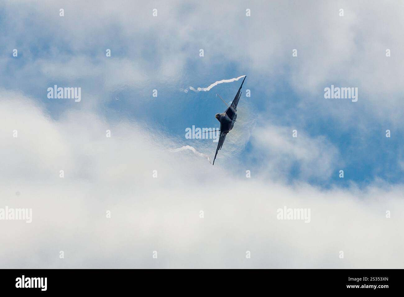 F-22 Jet figther performs high speed acrobatics Stock Photo - Alamy