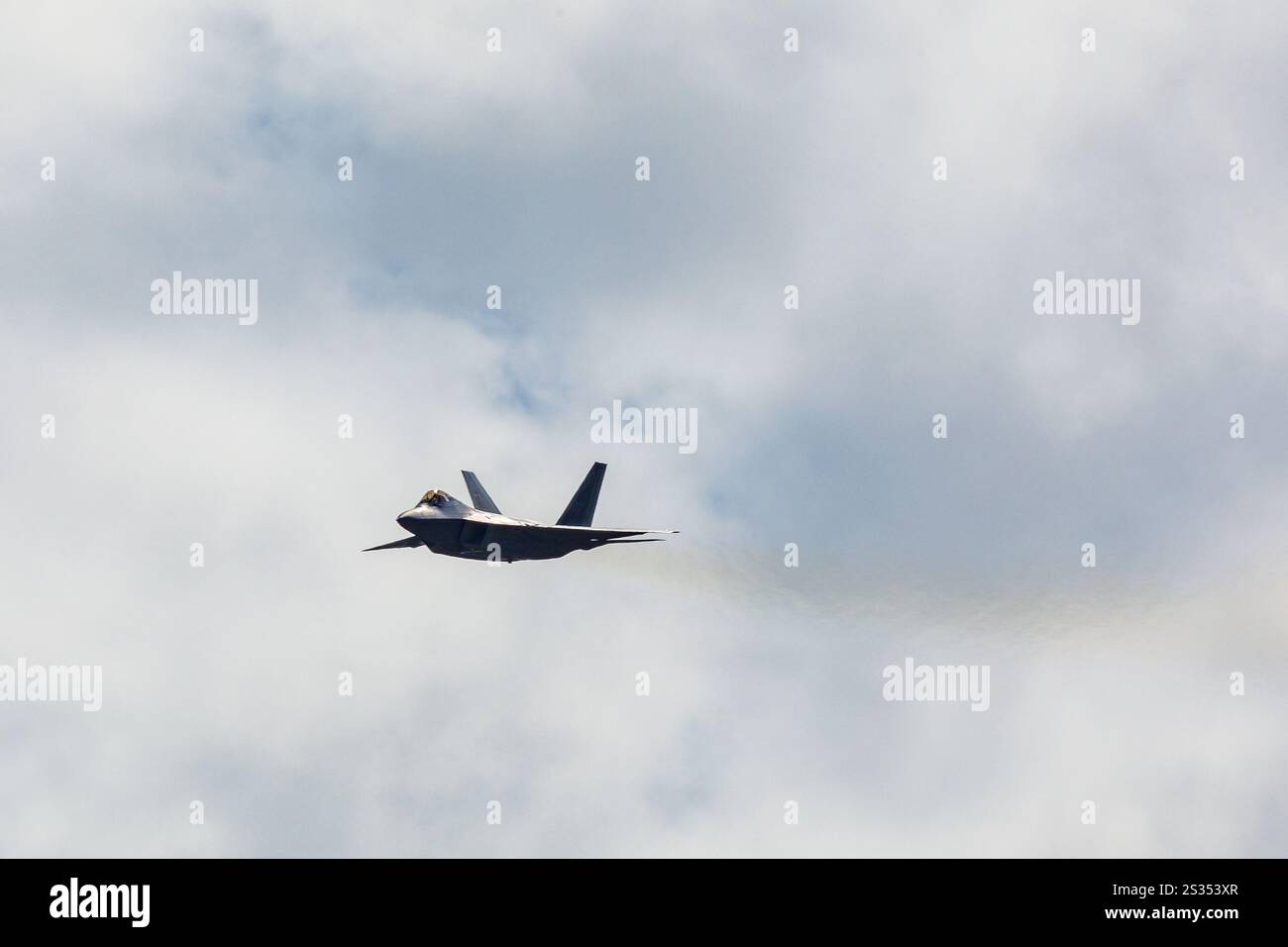 F-22 Jet figther performs high speed acrobatics Stock Photo - Alamy
